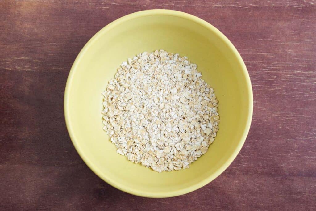 Banana Porridge with Cinnamon and Pecans - The Pesky Vegan