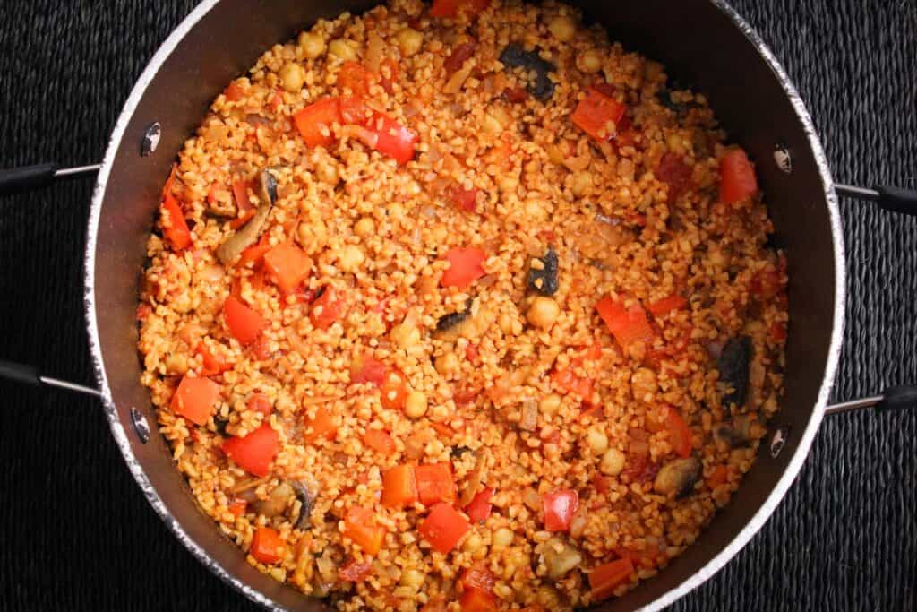 Smoky Bulgur Pilav with Tomatoes and Chickpeas - The Pesky Vegan